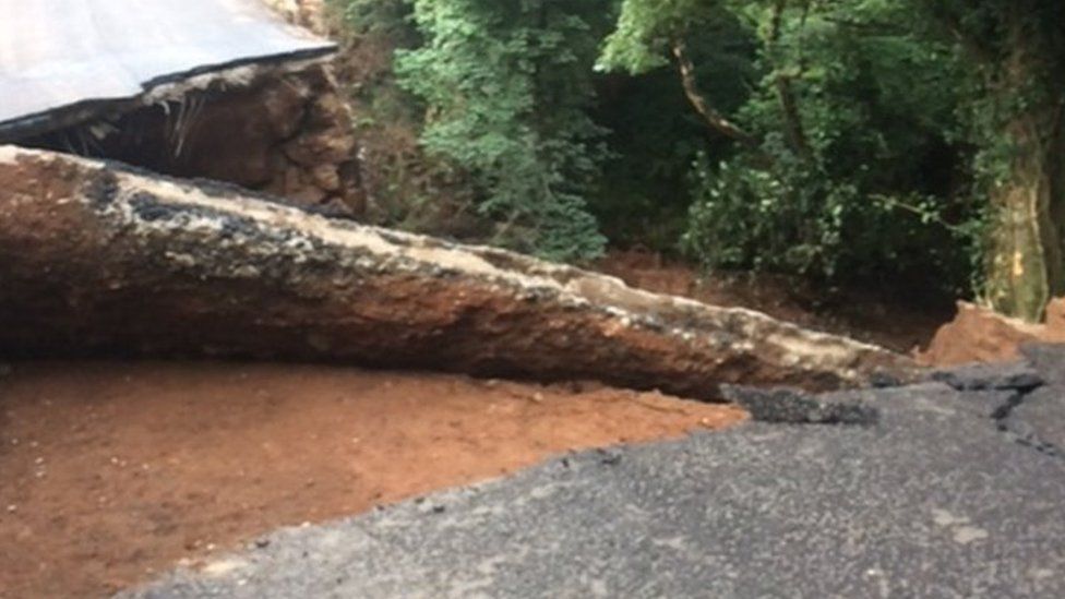 Bridge collapses in Desertmartin, County Londonderry - BBC News