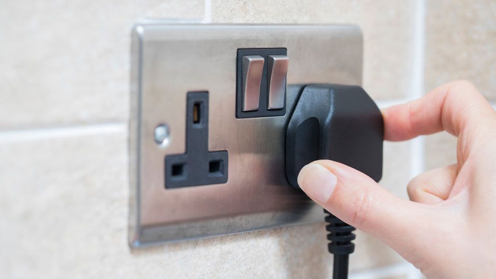 How to fix some of your own broken gadgets - BBC News