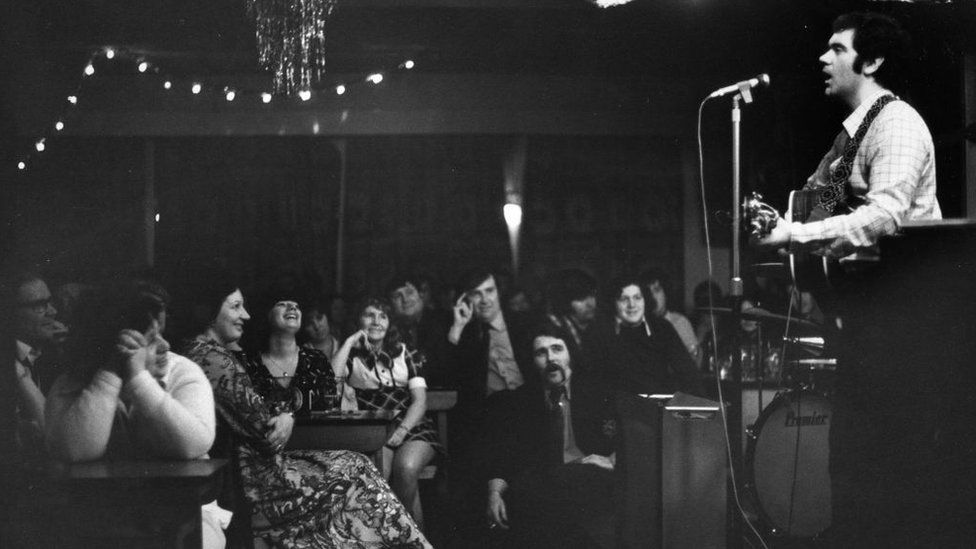 Max Boyce yn 80: Y digrifwr yn dathlu yn ei filltir sgwâr - BBC Cymru Fyw