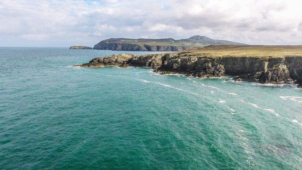 Sicrhau safle i brosiect ynni llanw oddi ar Ynys Cybi - BBC Cymru Fyw