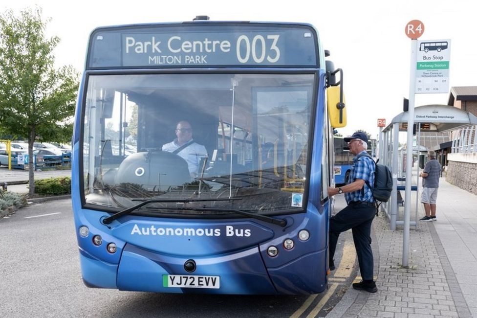 Oxfordshire self-driving single-decker bus begins operating - BBC News