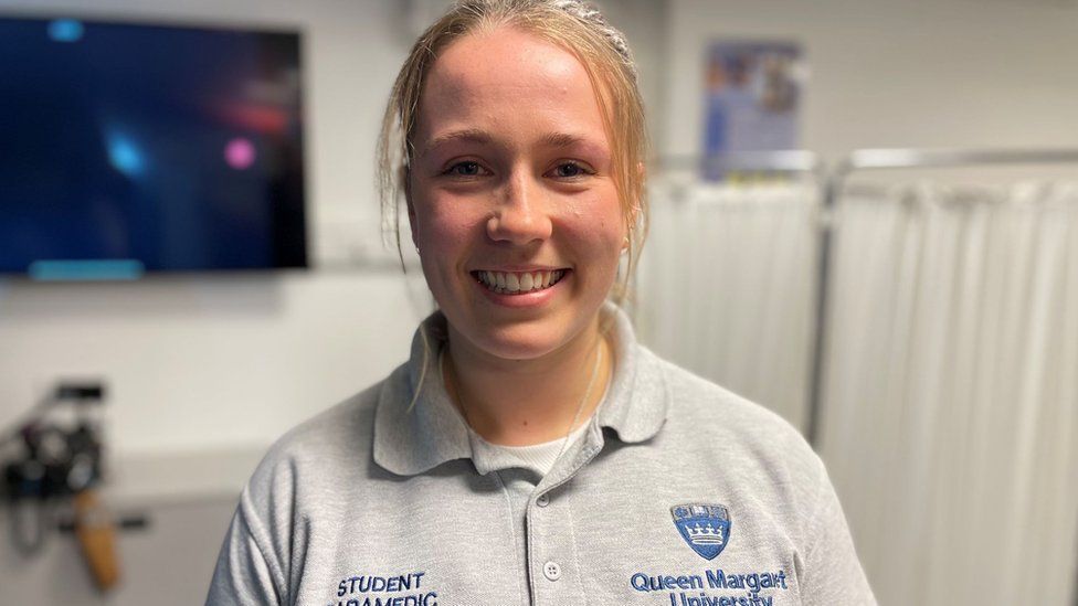 'It’s quite trippy': How virtual reality helps trainee paramedics tackle a home birth crisis ...