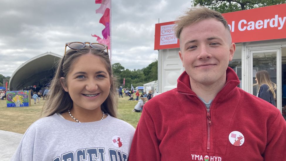 Cyn-enillydd yn cwestiynu 'urddas' prif seremonïau'r Urdd - BBC Cymru Fyw