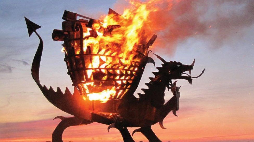 Archesgob Cymru: 'Y Frenhines wedi arwain yn gadarn' - BBC Cymru Fyw