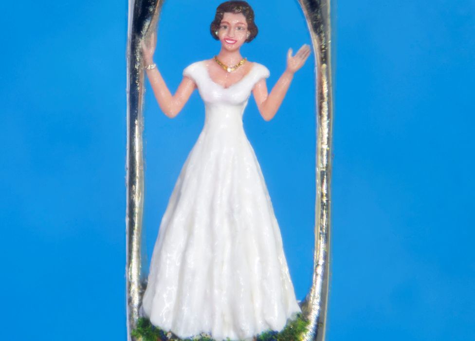 Sculptor Dr Willard Wigan reveals micro-tribute to Queen - BBC News