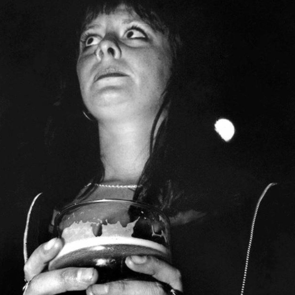 Spiders in Hull: Music venue photos display a 'rare gem' - BBC News