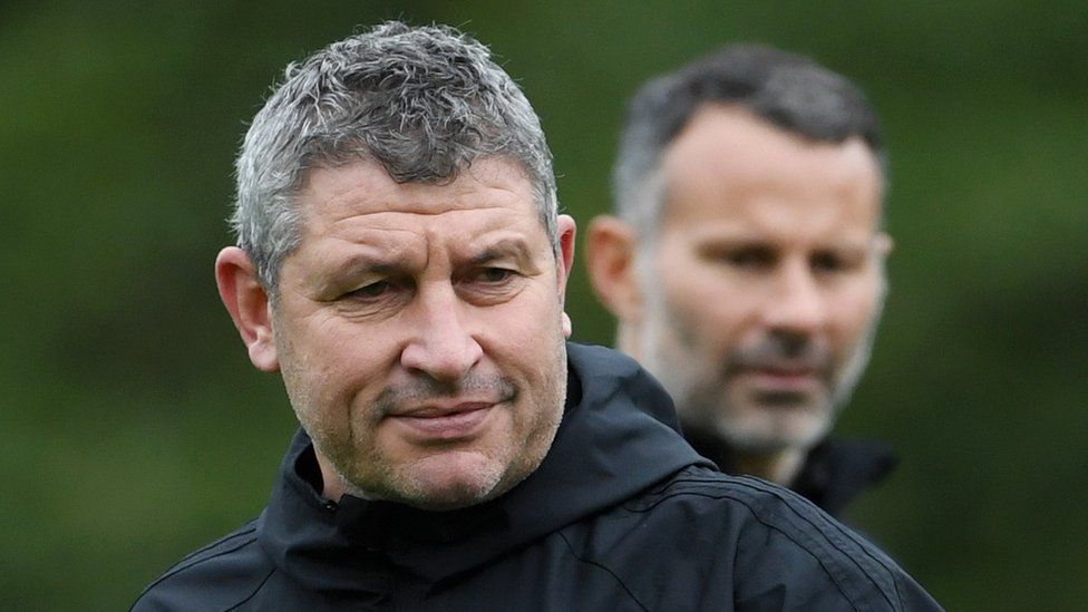 Osian Roberts yn gadael tîm hyfforddi Cymru am Moroco - BBC Cymru Fyw