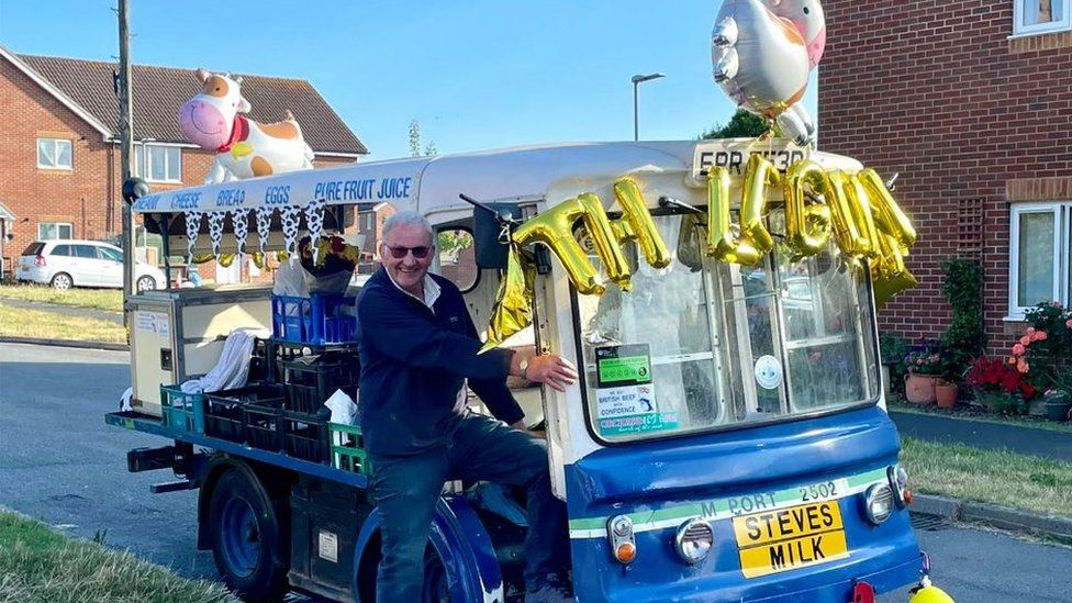 Beloved Somerset milkman Steve Davis given retirement send-off - BBC News