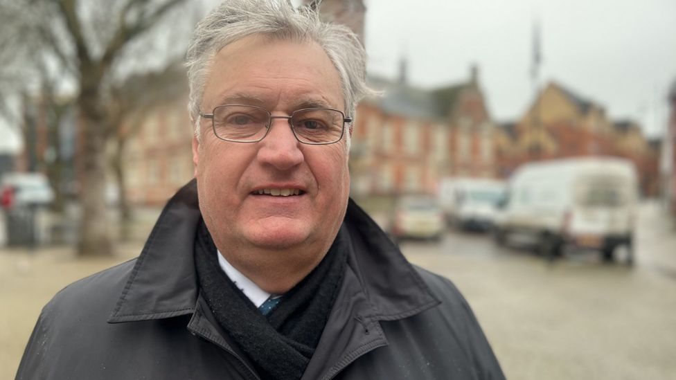 Election battle shows competing Swindon visions - BBC News