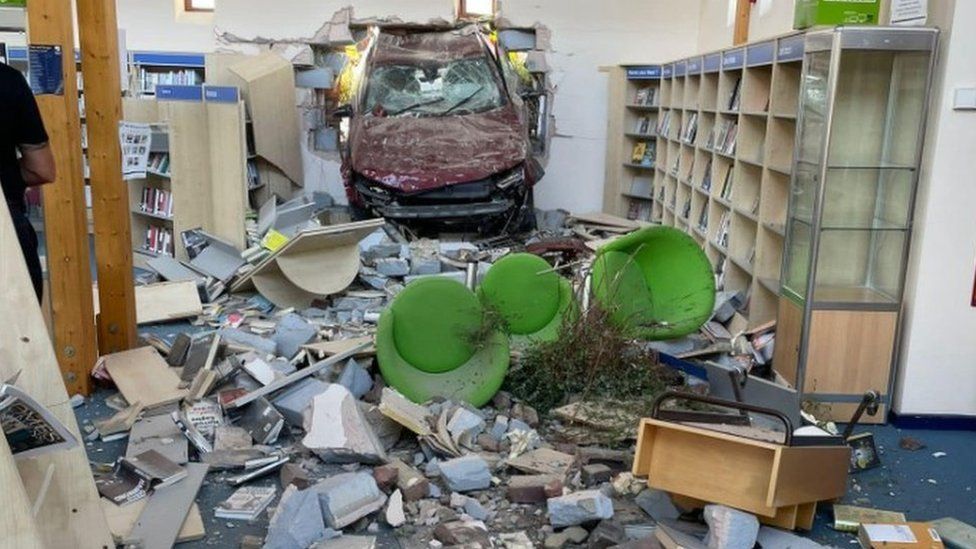 Car crashes through wall into Hythe library - BBC News