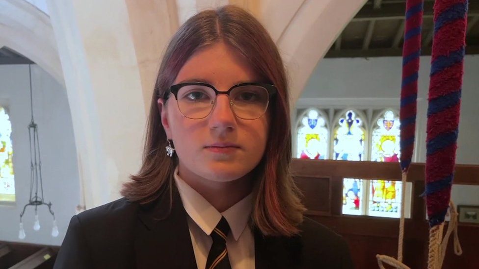 Queen Elizabeth II: Bell ringer, 12, tolls in tribute - BBC News