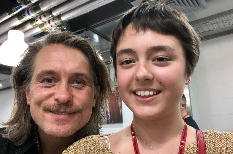 The friends who want to help other young cancer patients - BBC News