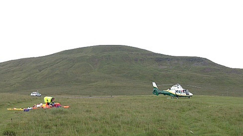 Paraglider seriously hurt in Lake District crash - BBC News