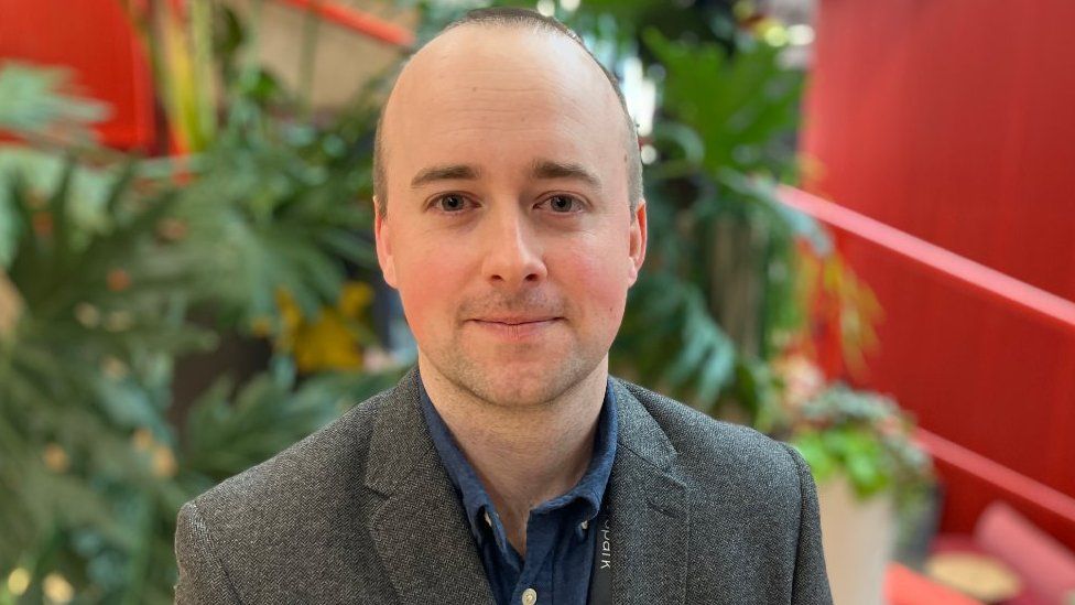 Mwy o bobl ifanc o flaen sgrin a llai yn ymarfer corff - BBC Cymru Fyw