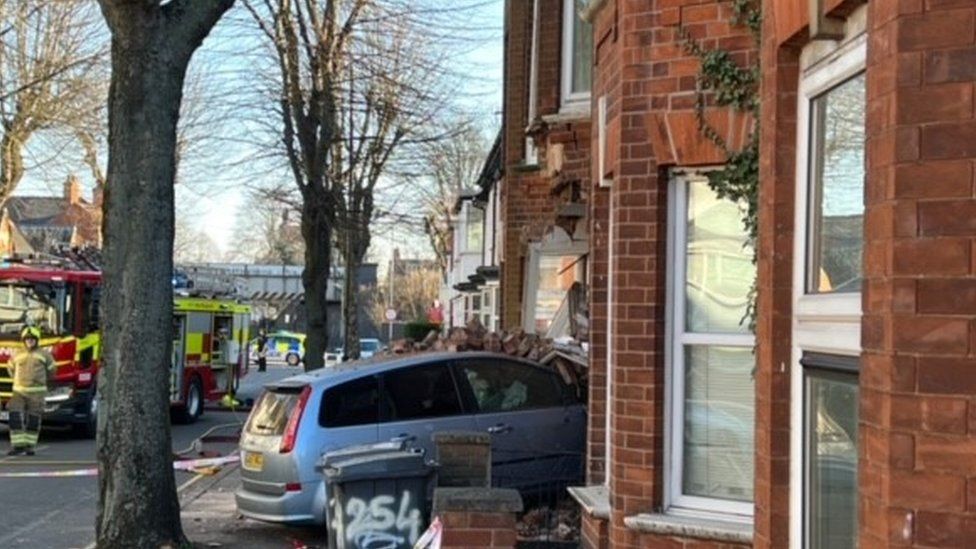Search for driver after car crashes into Leicester property - BBC News