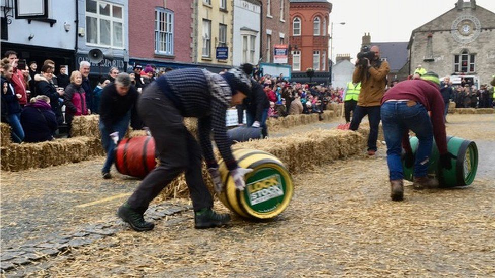 Entrants travel globe for Denbigh barrel-rolling race - BBC News