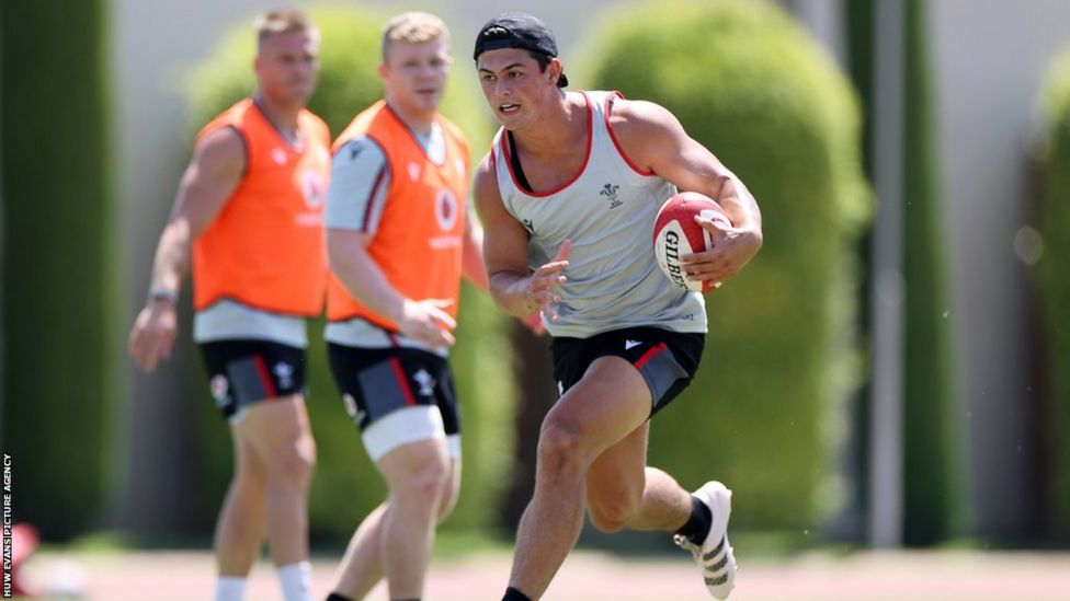 Louis Rees-Zammit: Wales wing targets first World Cup - BBC Sport