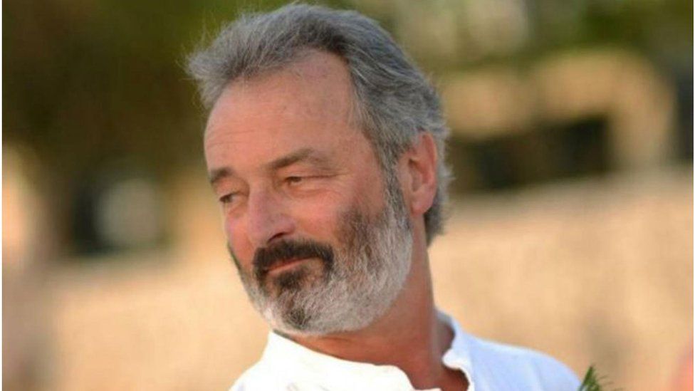 Easyjet sorry to medic Ed Southall who helped passenger - BBC News