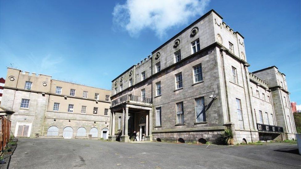 Isle of Man's Castle Mona hotel sells for more than £1m - BBC News