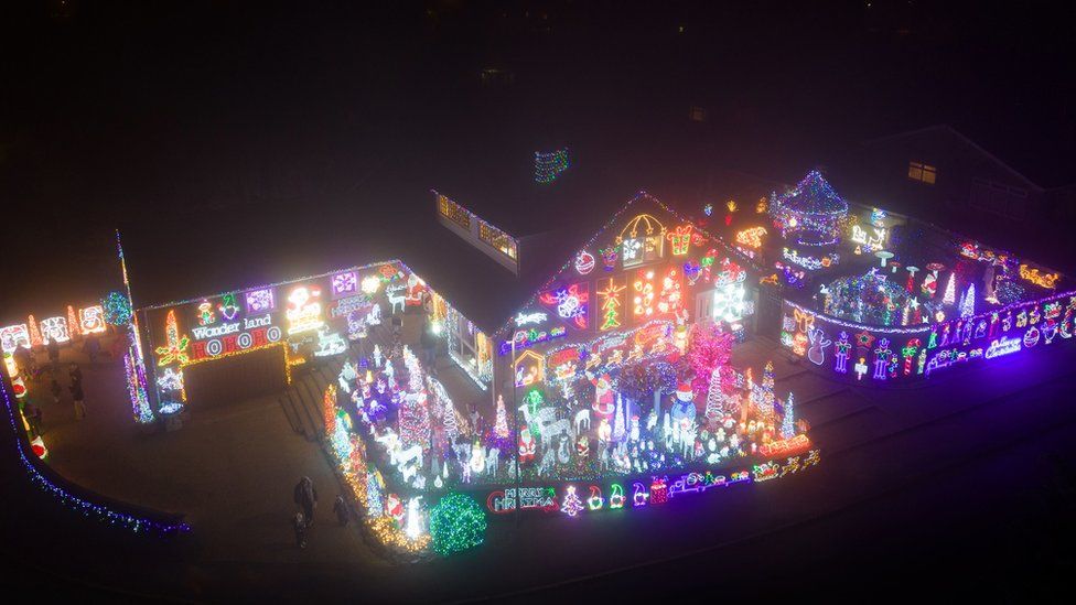 Look at these amazing houses lit up for Christmas - BBC Newsround