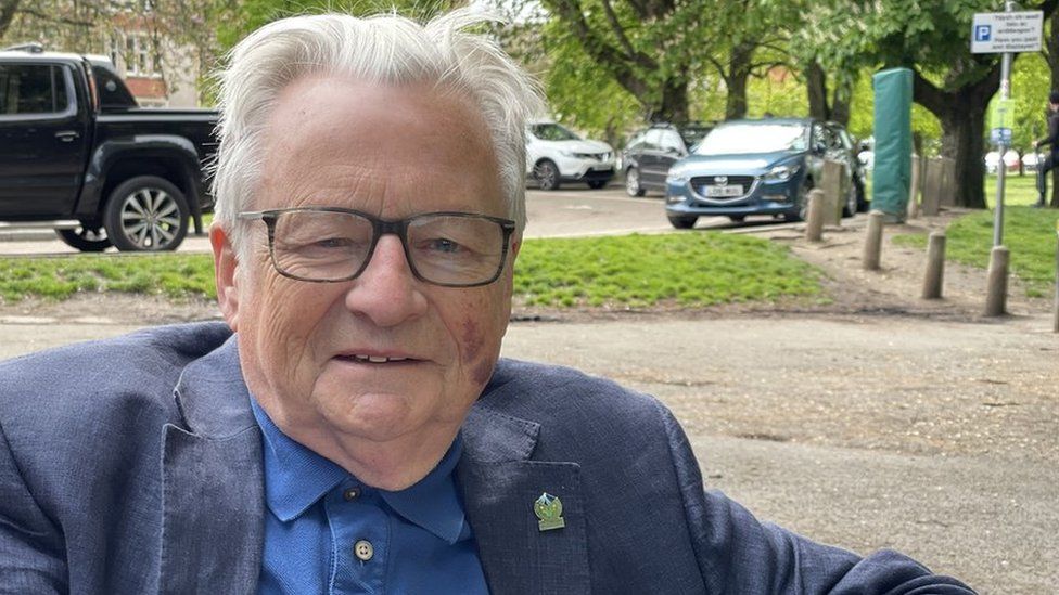 Plaid Cymru: Dafydd Elis-Thomas yn gwneud cais i ailymuno - BBC Cymru Fyw