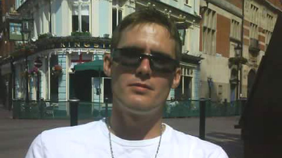 Coroner rules Hull flat explosion death accidental - BBC News