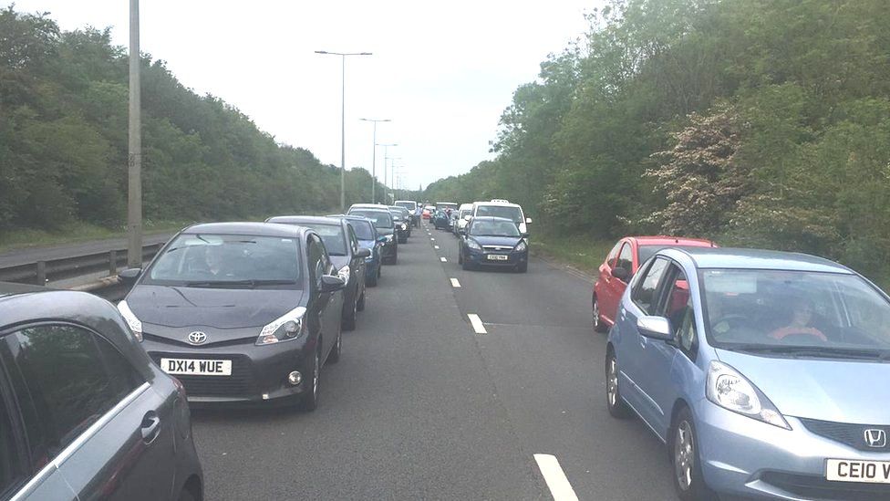 Man arrested after fatal Cardiff dual-carriageway crash - BBC News