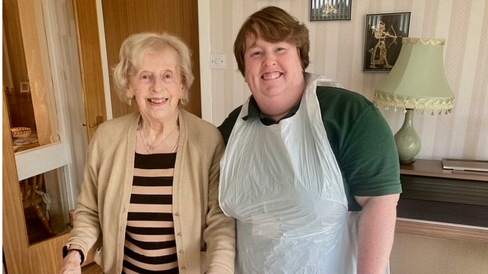 'Argyfwng am byth nes i weithwyr gofal gael cyflog teg' - BBC Cymru Fyw