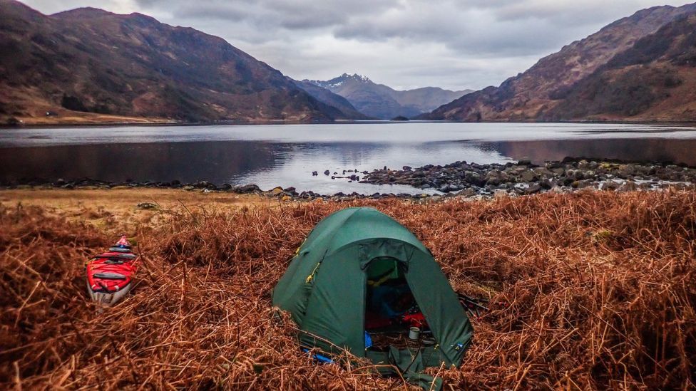 Nick Ray: Kayaker inspires hope with journey around Scotland - BBC News