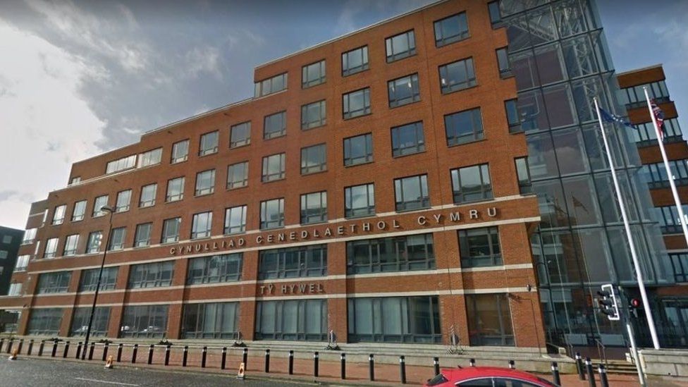 ASau wedi yfed yn y Senedd ar ôl gwaharddiad Covid-19 - BBC Cymru Fyw