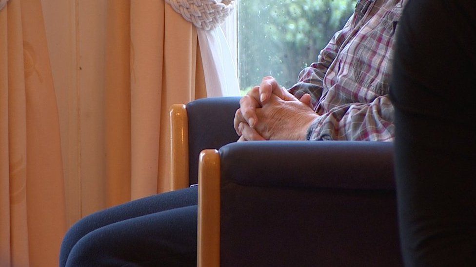 Report highlights 'patchy' dementia care in Cornwall - BBC News