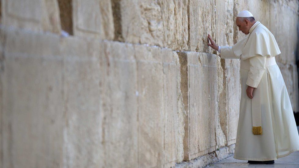 Pope Francis' hand of friendship to Jews - BBC News