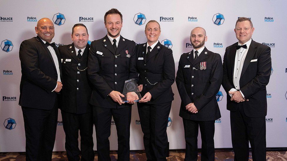 Bravery award for West Yorkshire PCs who disarmed sword killers - BBC News