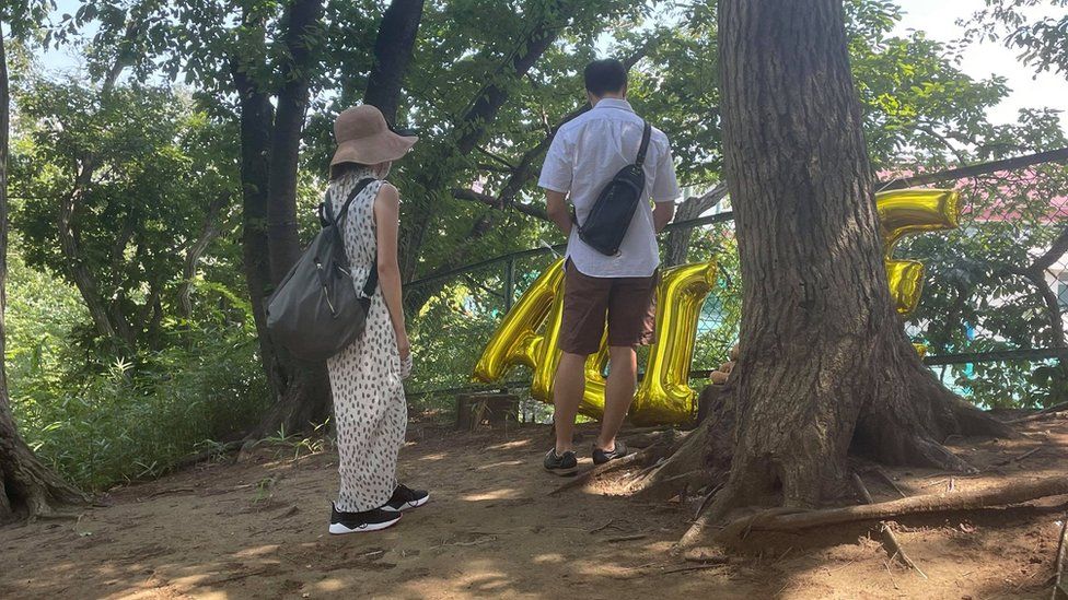 Alice Hodgkinson: Memorial for English teacher after Japan death - BBC News