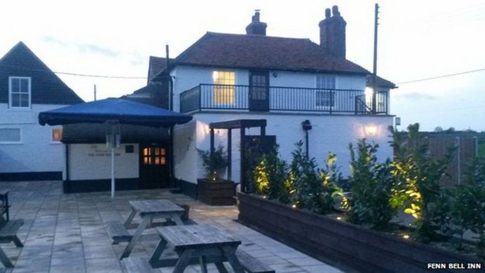 Fen Bell Inn's beer garden zoo pulls in the punters - BBC News