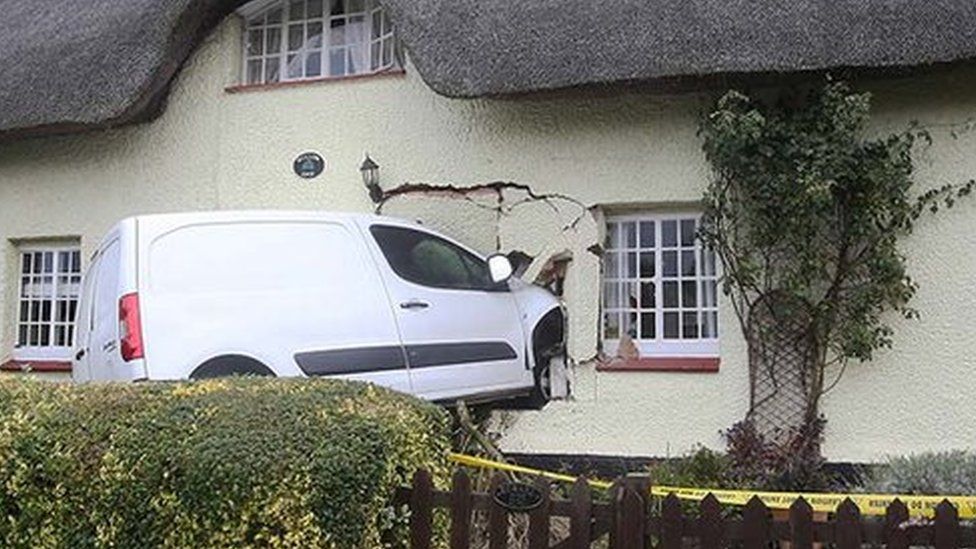 Car crashes into basement on Lancaster Terrace in west London - BBC News