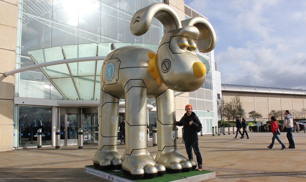 Giant robot Gromit sculpture shipped to Bristol - BBC News