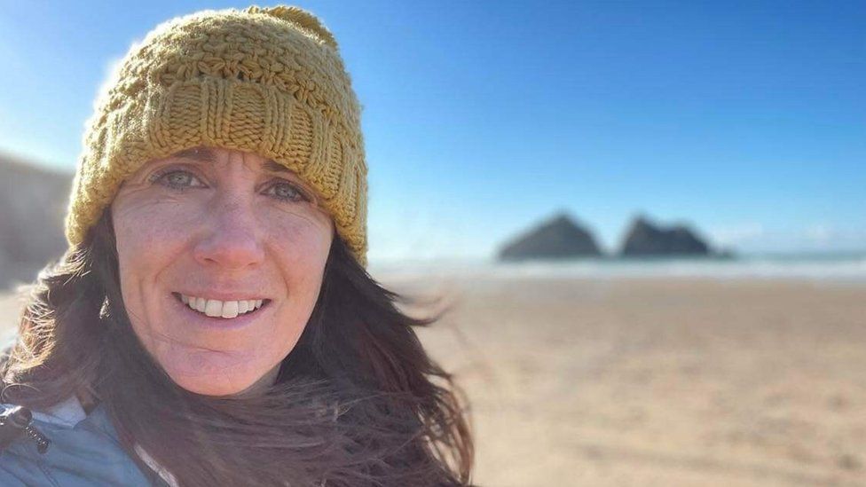 Woman rescued from top of church tower in Cornwall - BBC News