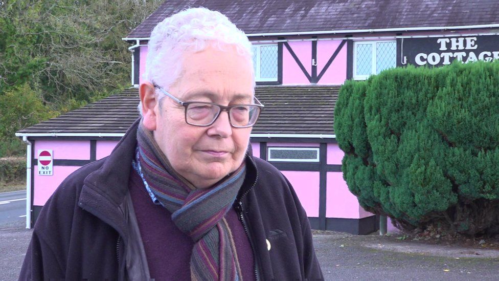 Graffiti gwrth-Seisnig 'ffiaidd' ar dafarn yn Llandeilo - BBC Cymru Fyw