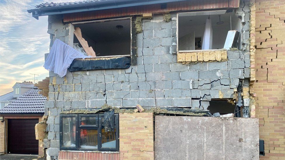 Bristol: Man jailed for causing bus to crash into Bishopsworth house - BBC News