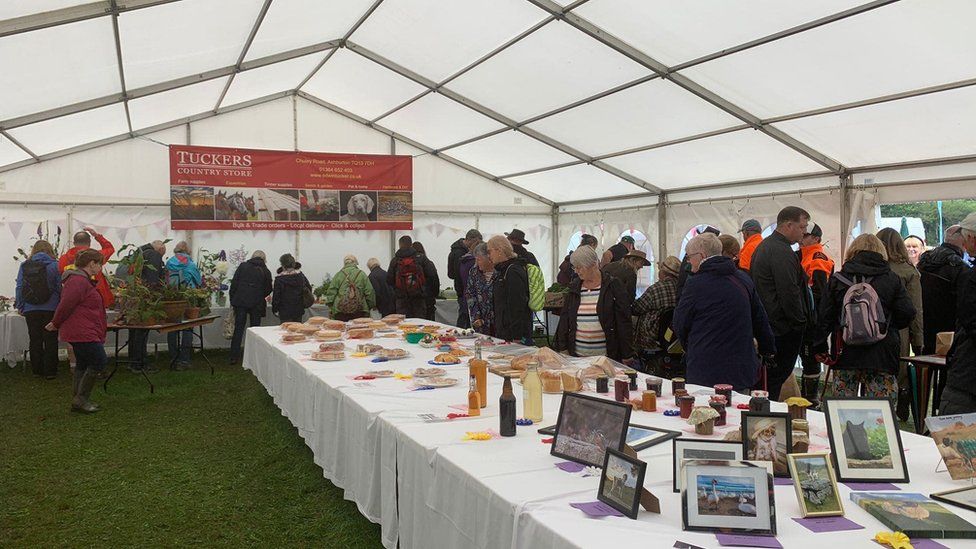 Widecombe Fair goes ahead in tribute to the Queen - BBC News