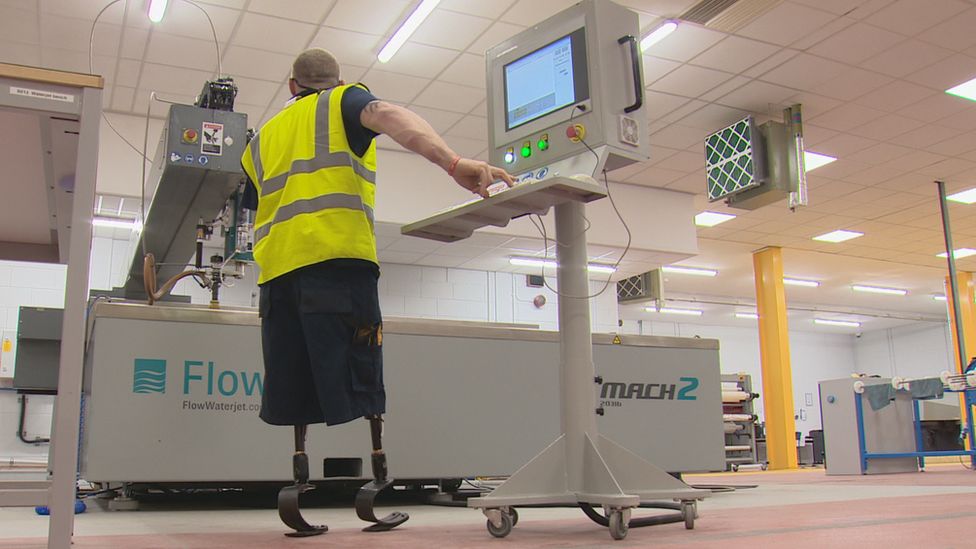 Amputee veteran signs up for new factory - BBC News