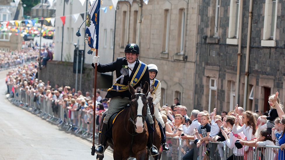 In pictures: Galashiels Braw Lads' Gathering - BBC News
