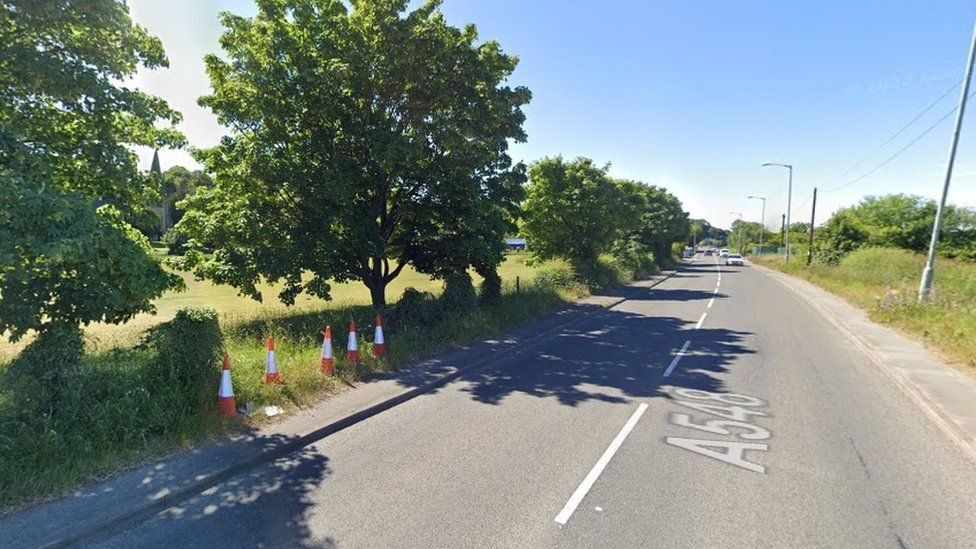 Tynnu dau o'u car wedi gwrthdrawiad â bws yn Sir y Fflint - BBC Cymru Fyw