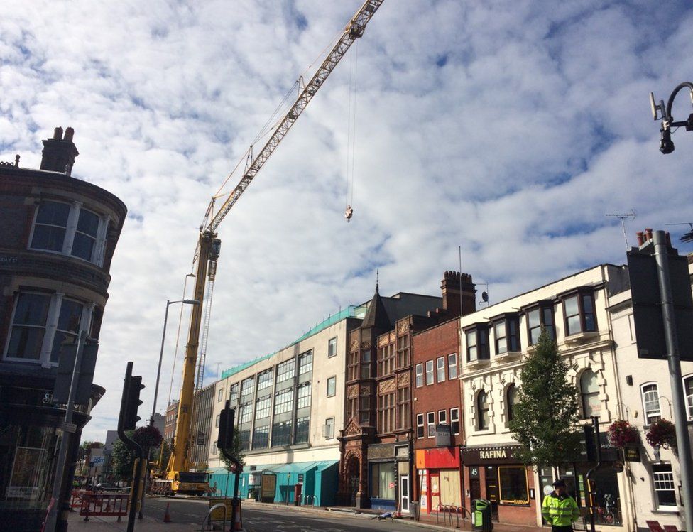 Toppled Reading Primark crane upright again - BBC News
