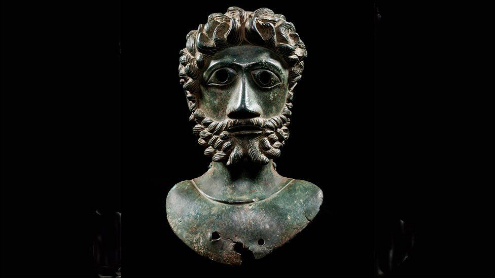 Yorkshire Museum opens Roman hoard display - BBC News