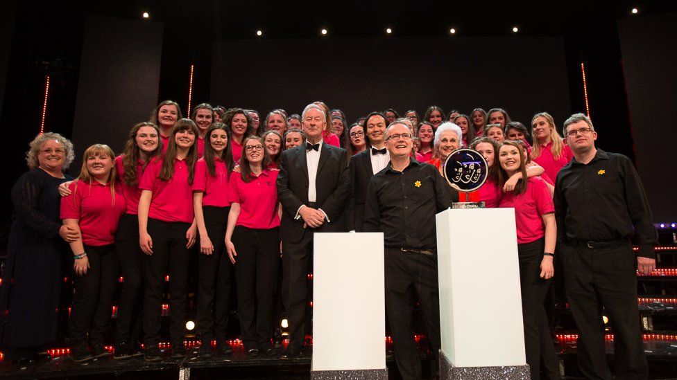 Côr Merched Sir Gâr yn ennill cystadleuaeth Côr Cymru - BBC Cymru Fyw