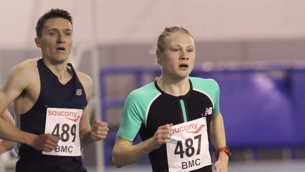 Osian Perrin: Gwibiwr Môn sy'n anelu am aur - BBC Cymru Fyw