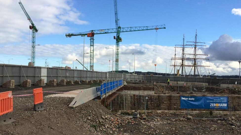 Work begins at new Dundee railway station concourse - BBC News