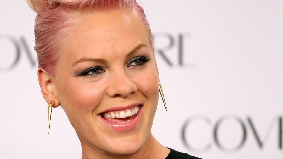 Pink Liverpool gig surprise baby 'gets party started' - BBC News